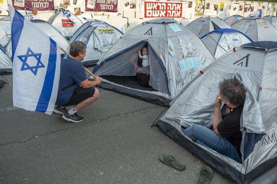 Tent city outside Knesset protests Israeli Prime Minister Benjamin ...
