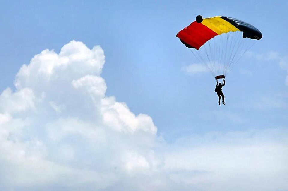 Tourist dies at California skydiving center after apparent midair ...