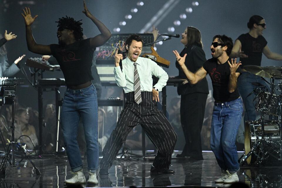Harry Styles scores second UK singles and album chart double of his ...