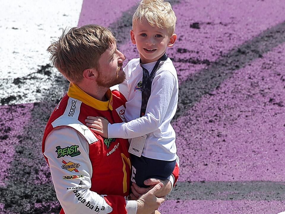 Tyler Reddick continues hot streak with Michigan win, takes points lead