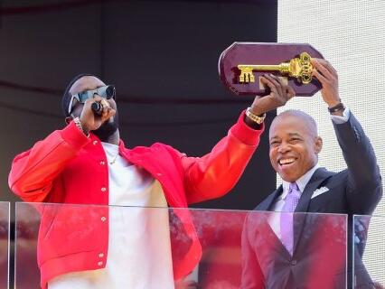 Diddy Returns The Keys To New York City To The Mayor’s Office