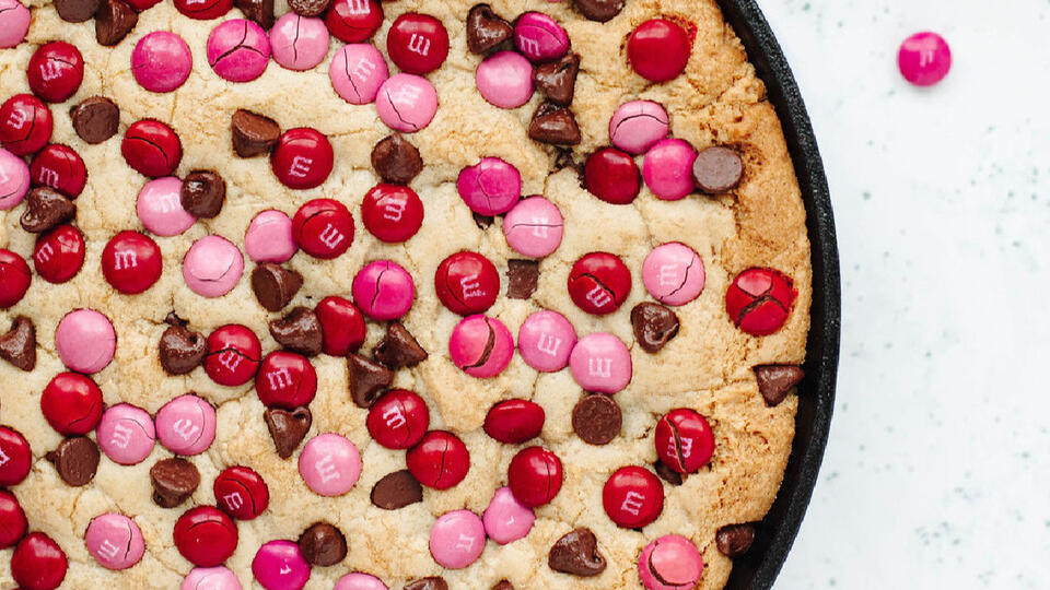 Ultimate Gooey Skillet Cookie: Easy, Shareable Dessert with Crisp Edges ...