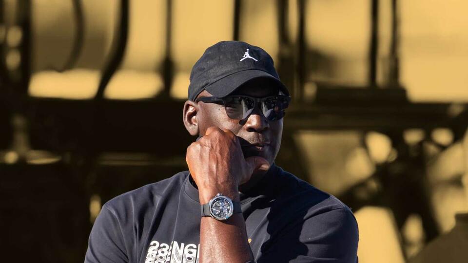 "It was a ballet move where I jumped up and spread my legs" - Michael Jordan reveals the real ...