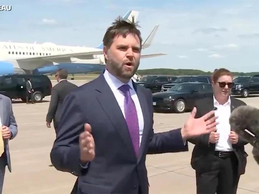 Secret Service explains why JD Vance’s weird Air Force Two stunt in ...