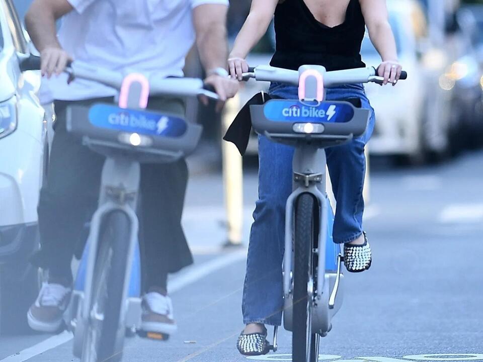 Jennifer Lawrence Wore 500 Ballet Flats For A Citi Bike Date With Her