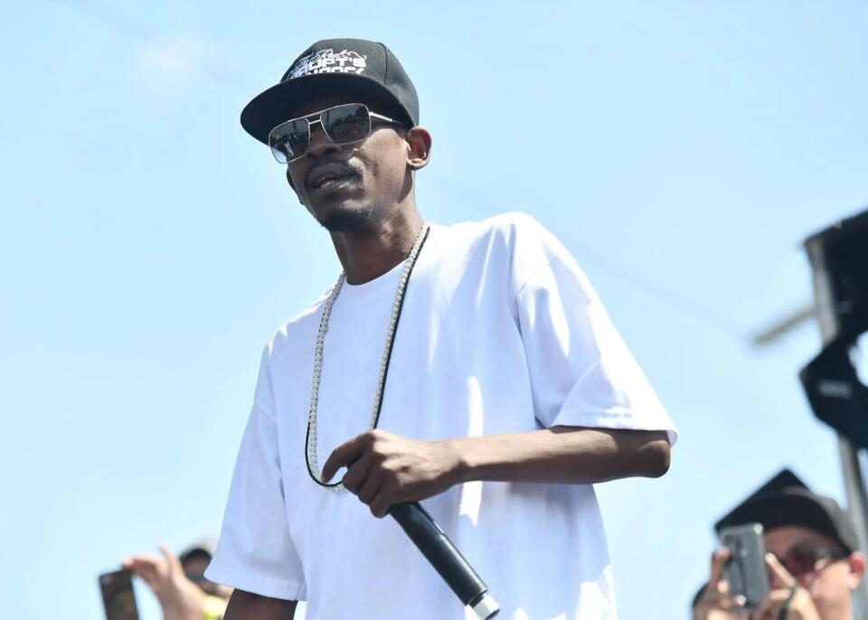 ’90s Rap Legend Hospitalized With ‘Serious Health Issues’ - NewsBreak