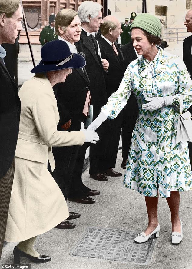 How Margaret Thatcher 'held the late Queen in awe' but the Palace ...