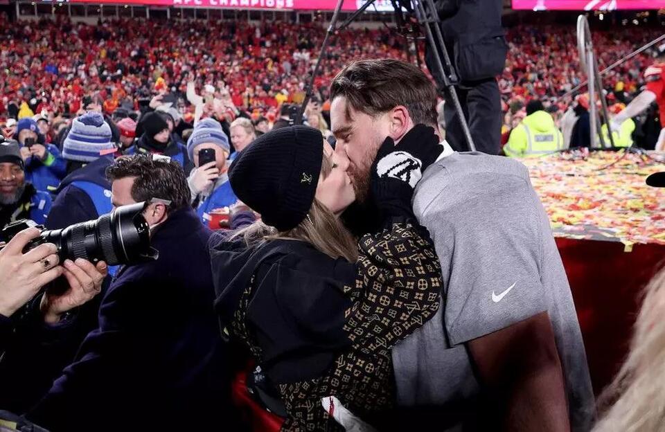 Philadelphia Eagles Star Slams Super Bowl Fans Who Booed Taylor Swift ...