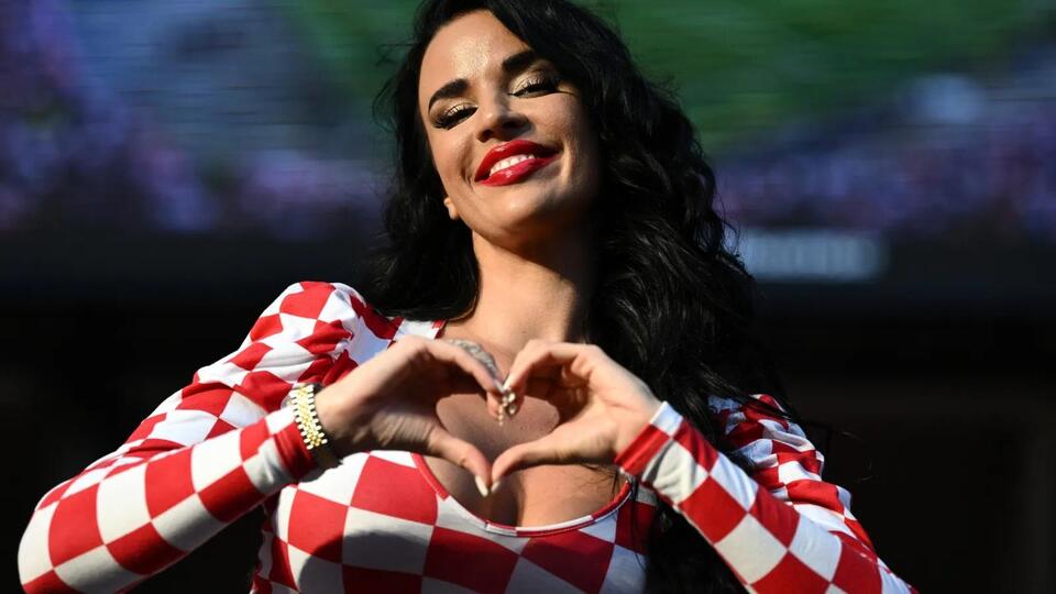 Ex-Miss Croatia Ivana Knoll Goes Viral After Cameraman Gets Distracted ...