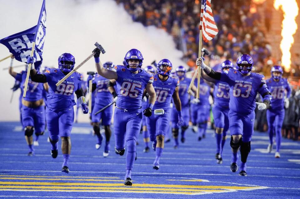 Why is Boise State’s Football Field Blue? Inside Their Unique ‘Smurf ...