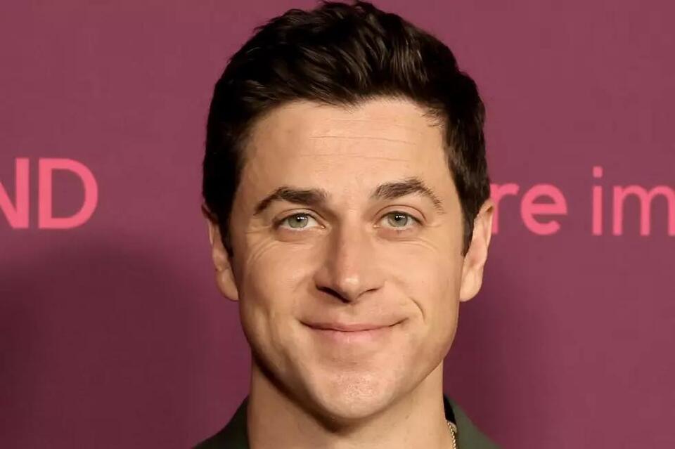 ‘Wizards of Waverly Place’ Star David Henrie Throws Shade at Former Co ...