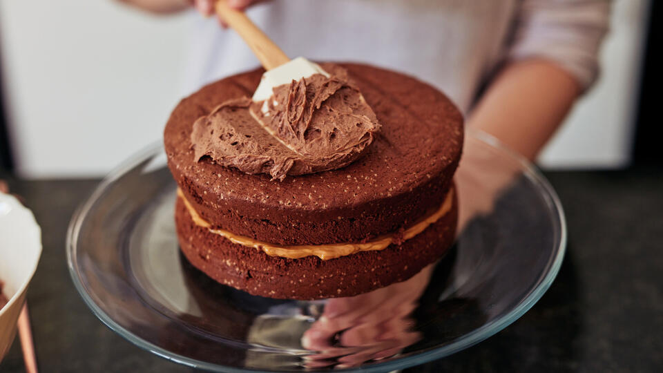 If Your Cake Looks Less Than Bakery-Worthy, There's An Expert Way To ...