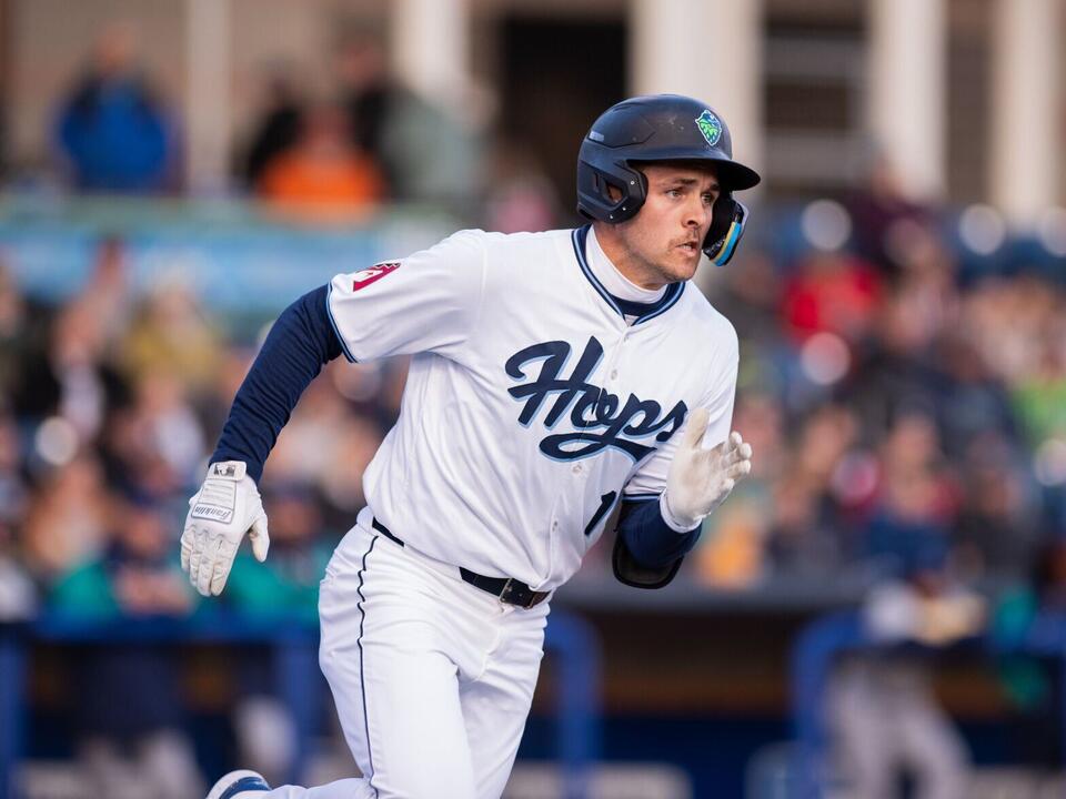 Hops get season's first win in dramatic fashion, defeating Everett 8-7 ...