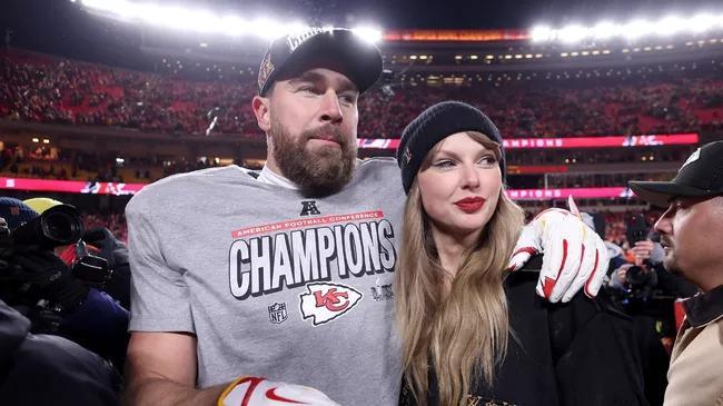 Travis Kelce Teases 'Best' Christmas Gift From Fiancée Taylor Swift ...