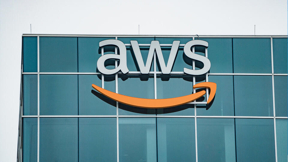 Amazon Opens 11b Indiana Ai Data Center With Custom Chips For Anthropic