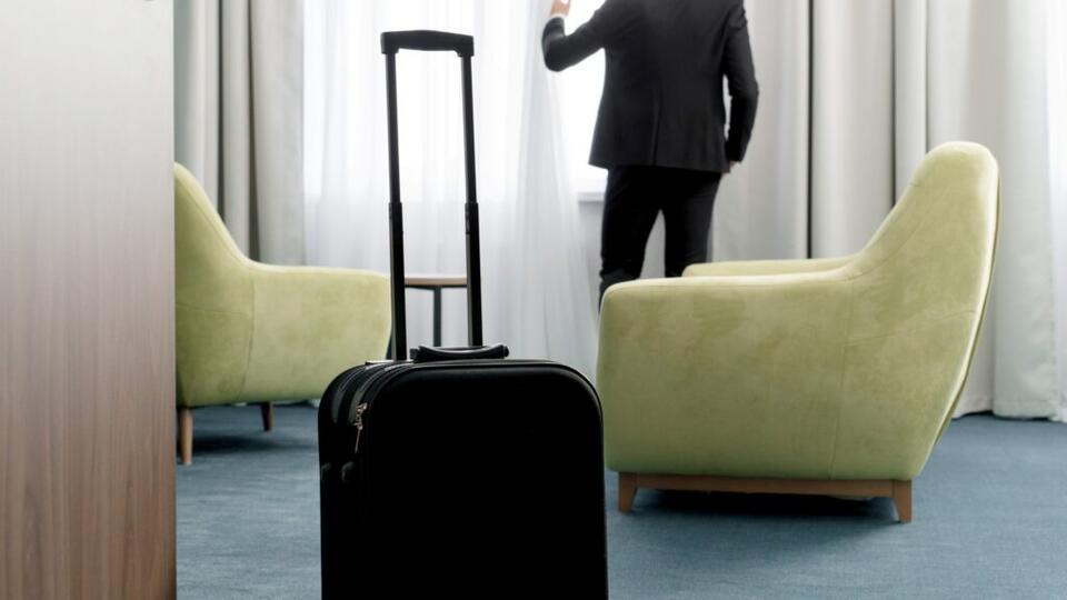 Scammers are blasting fake hotel and airline “booking problem” texts to ...