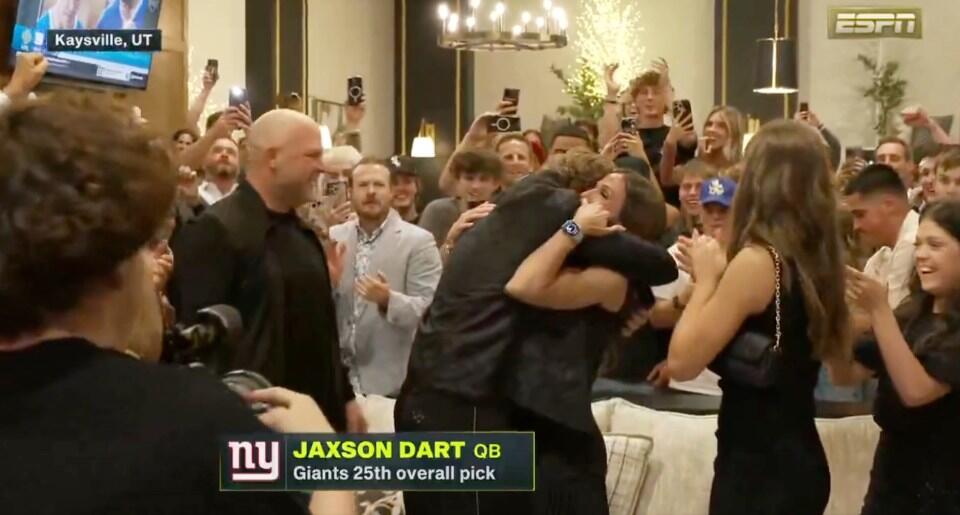 ‘She won it all’ – Fans go wild for Jaxson Dart’s mom after she’s spotted at NFL Draft showing ...