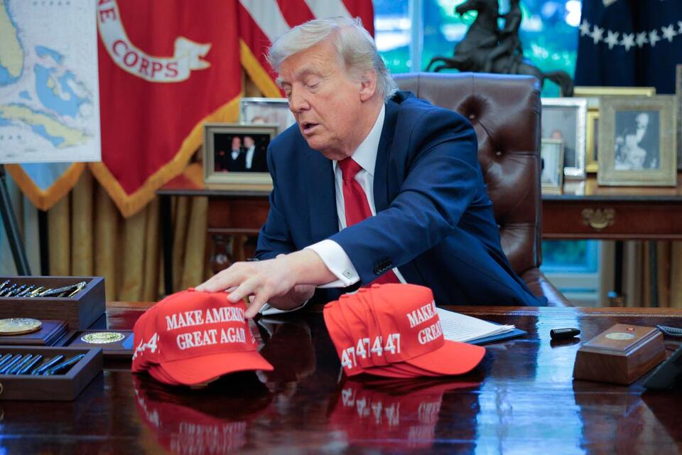 Trump to host dinner with top holders of his meme coin - NewsBreak