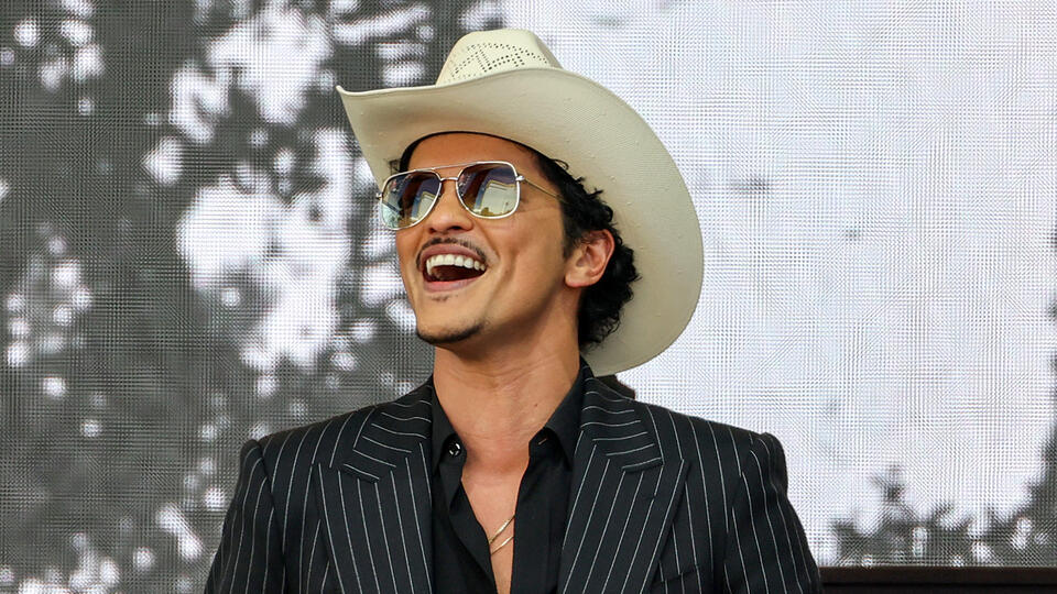 ‘Lo Arriesgo Todo’ Lyrics: Bruno Mars Drops Spanish Version of ‘Risk It ...