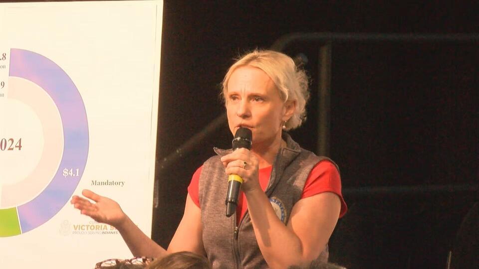 Hundreds clash with Congresswoman Spartz through 2-hour town hall ...