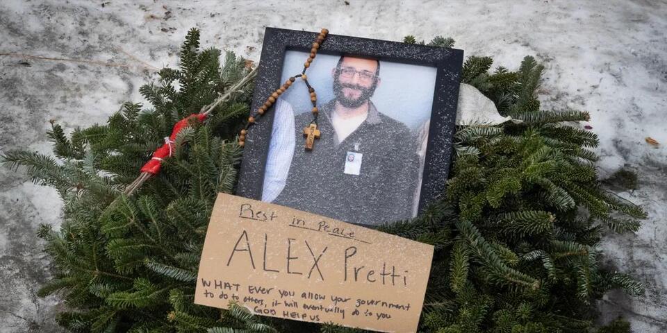 The First Person Who Reached Alex Pretti's Body Described What Confused ...