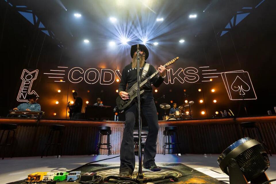 Review | Cody Jinks Makes Up for Lost Time During COVID at Santa ...