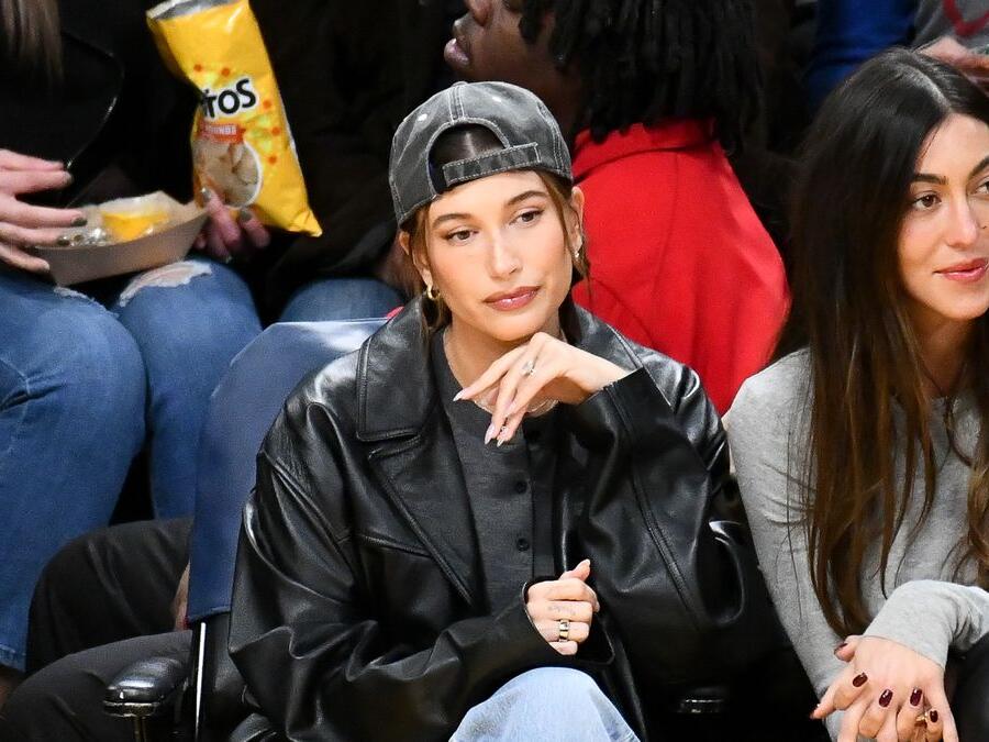 Hailey Bieber’s New $1.5 Million Engagement Ring Is So Sparkly, It ...