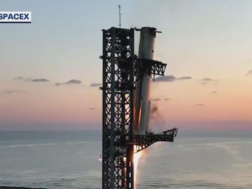 SpaceX uses giant arms to grab Falcon Heavy on landing