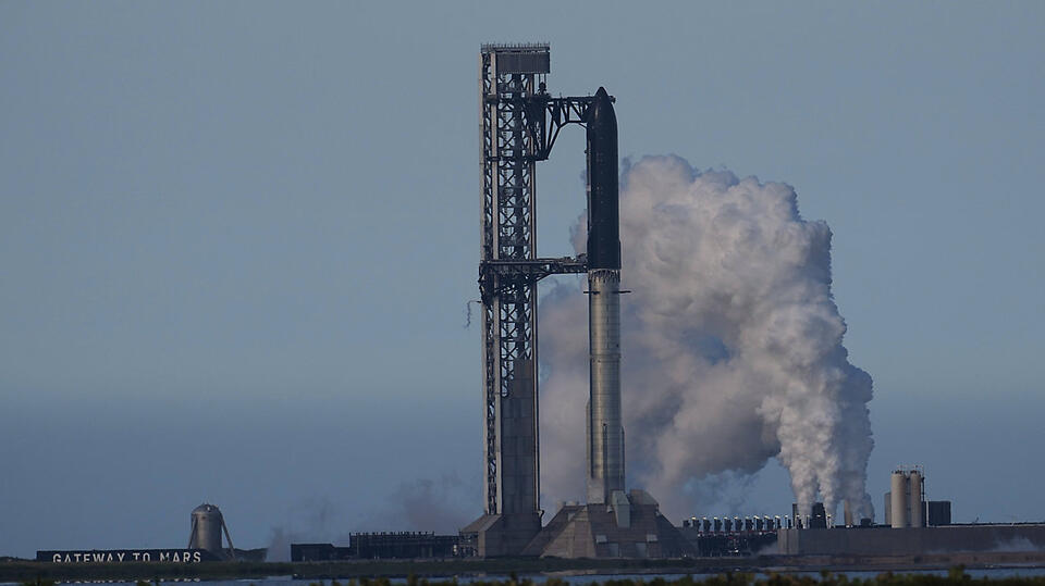 SpaceX tries to launch a bigger version of Starship but hits a series ...