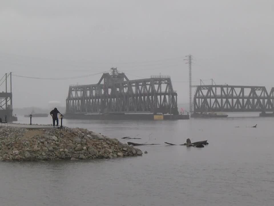 Fort Madison Bridge shut down after being struck by barge