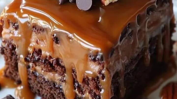 Gooey Caramel Turtle Poke Cake With Chocolate, Pecans, and Caramel ...