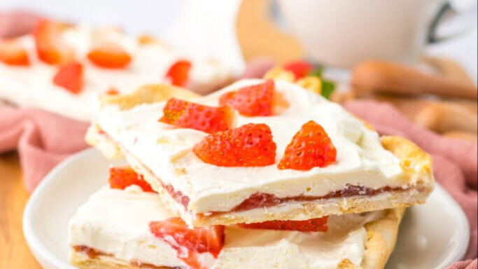 Easy Strawberry Cream Cheese Slab Pie Recipe - NewsBreak