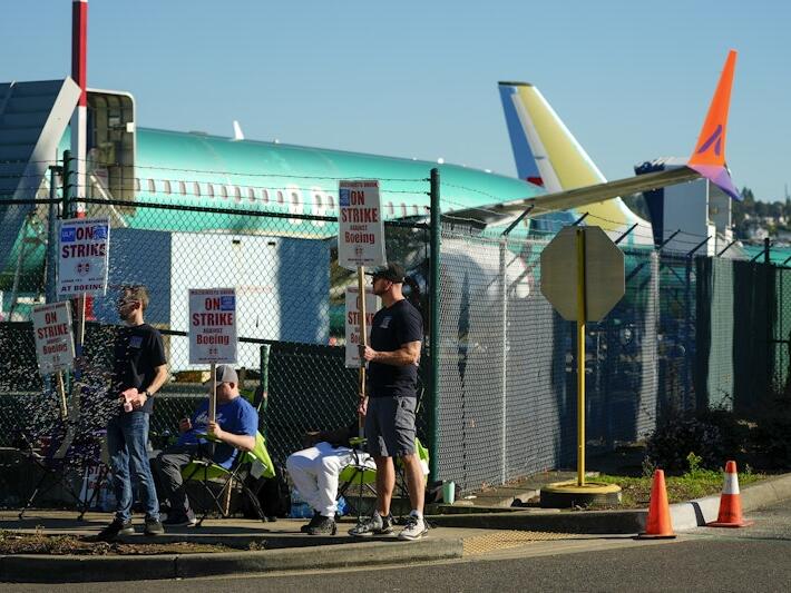Machinists head back to bargaining table with Boeing amid strike