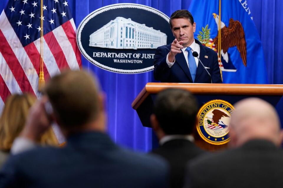 Former federal prosecutor analyzes legal questions over the DOJ's ...