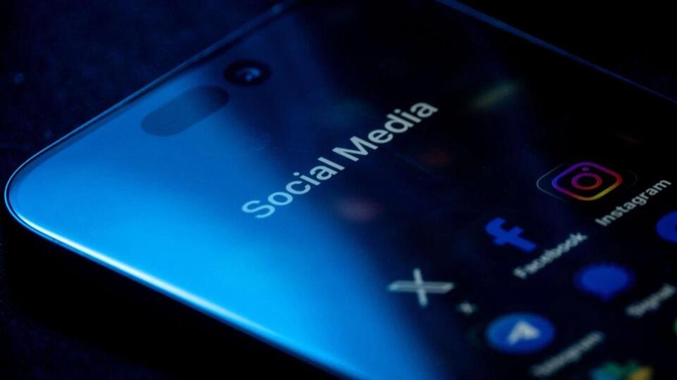 Governor Hochul signs law for mental health warnings on addictive ...