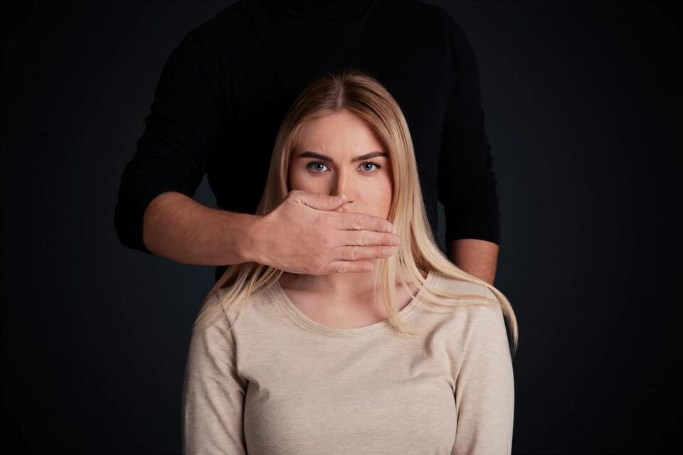 How to Defend Yourself in an Abusive Relationship: Signs and Strategies ...