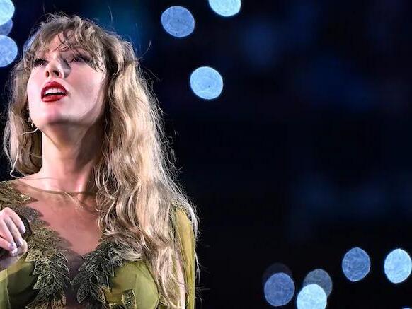 Taylor Swift Got Emotional And Cried At One Of Her Final ‘Eras Tour ...