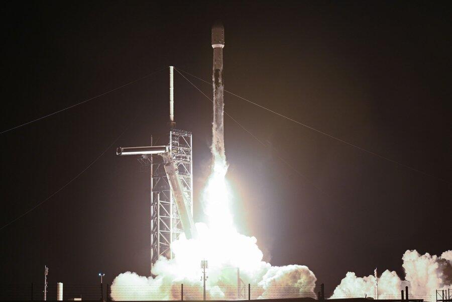 Ispace Resilience moon lander scheduled for afternoon touchdown - NewsBreak