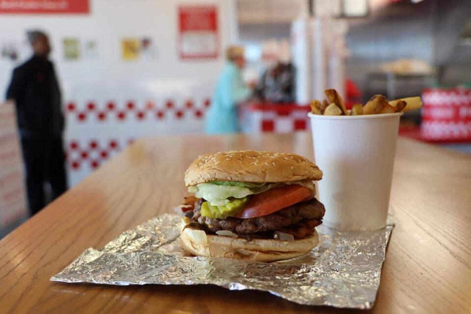 Famous burger chain suddenly closes Florida location amid nationwide ...