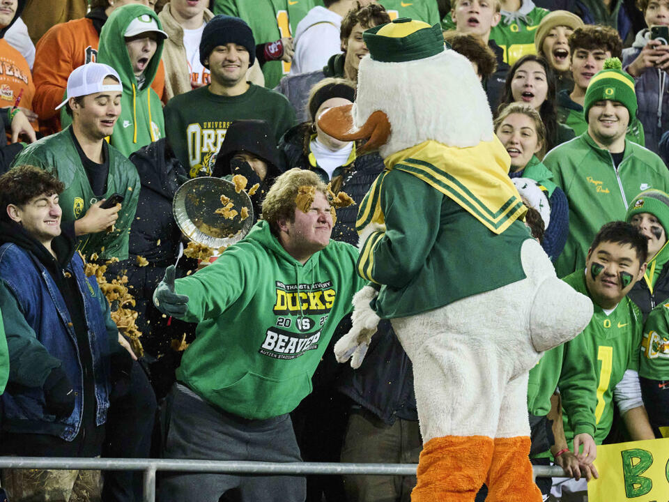 Oregon Duck Fans Heckle Ohio State Buckeyes Over Missed Field Goal