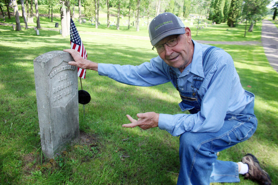Mission on Military Hill: Man is cleaning headstones of soldiers buried ...