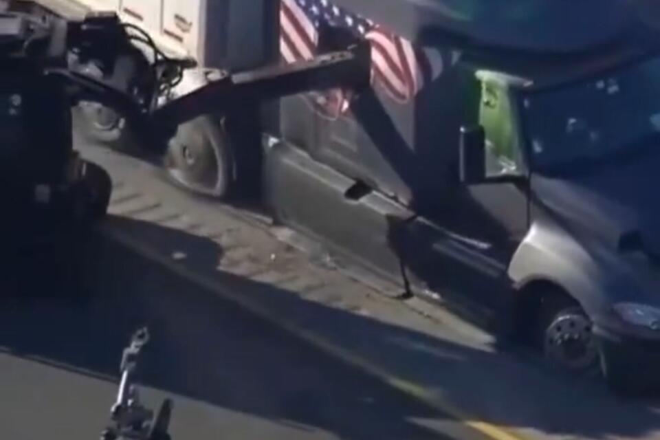 Texas Police Ram 18 Wheeler and Capture Driver - NewsBreak