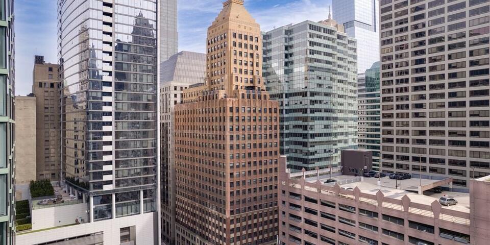 Developer lists vintage Loop apartment tower - NewsBreak