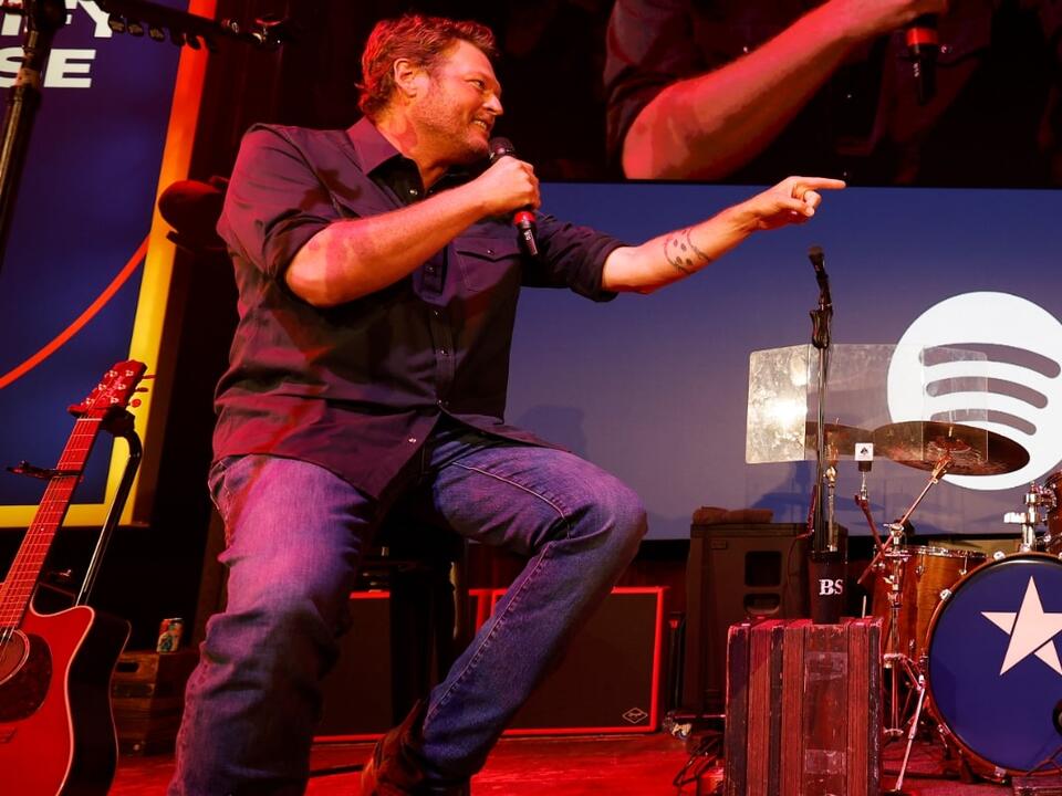 Post Malone and Blake Shelton Perform 2 Different Versions of Their ...