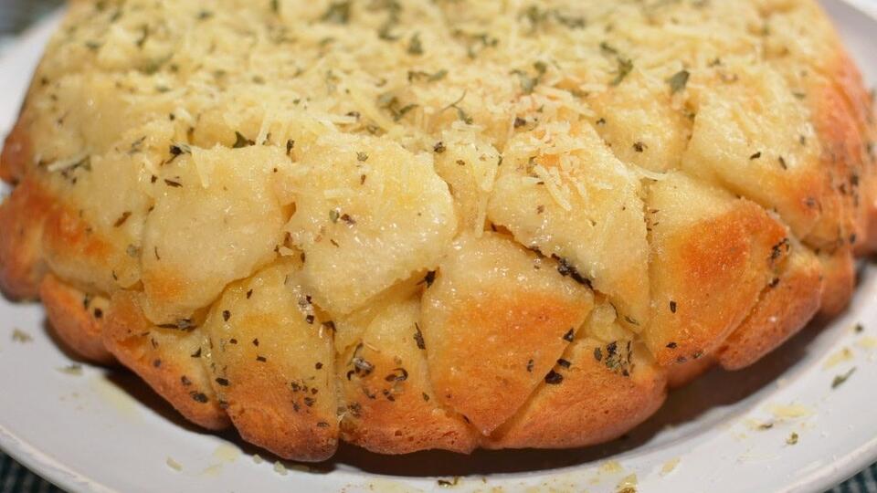 This Garlic Pull Apart Bread Is the Soft Buttery Side Everyone Tears ...