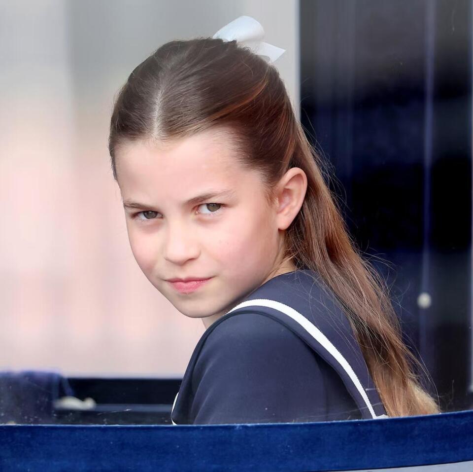 10 year old Princess Charlotte looks *exactly* like Princess Diana in ...