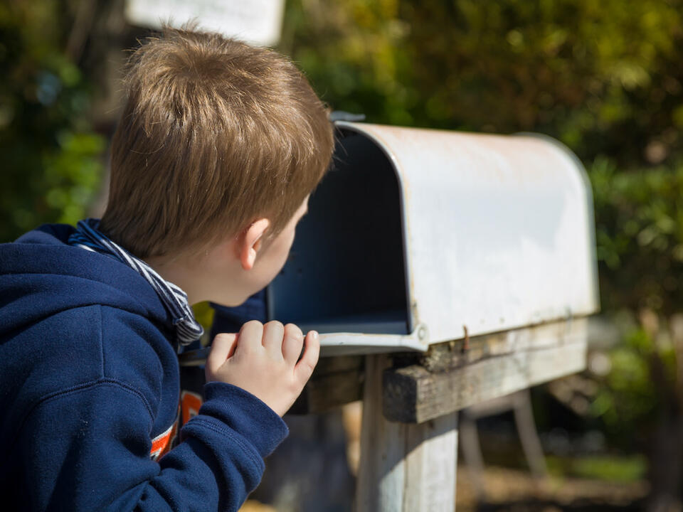 Little Boy Gets Sweet Surprise From Mail Carrier and His Reaction Is ...