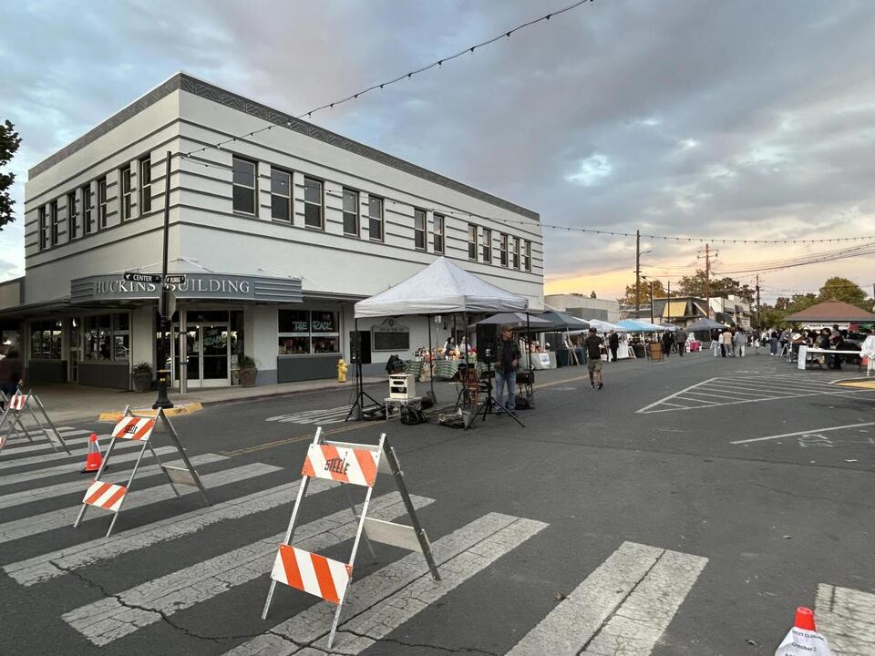 A night market on Plumas Street - NewsBreak