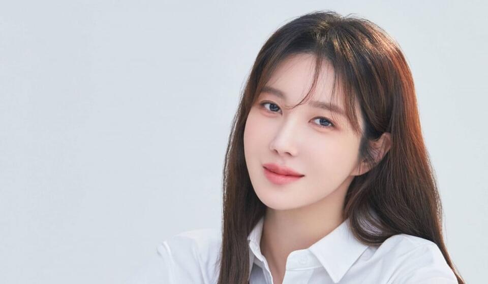 Actress Lee Ji Ah formally speaks up about her family's land ...