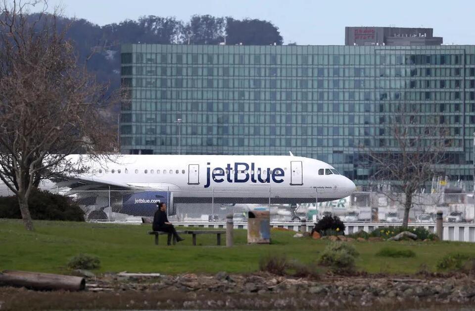 JetBlue flight attendant union agrees to back Spirit merger after pay ...